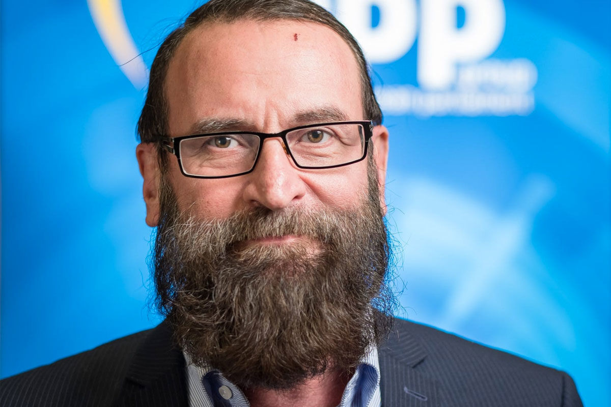 A meleg Szájer ott folytatja, ahol a nagy ereszcsatorna-jelenetekor ...